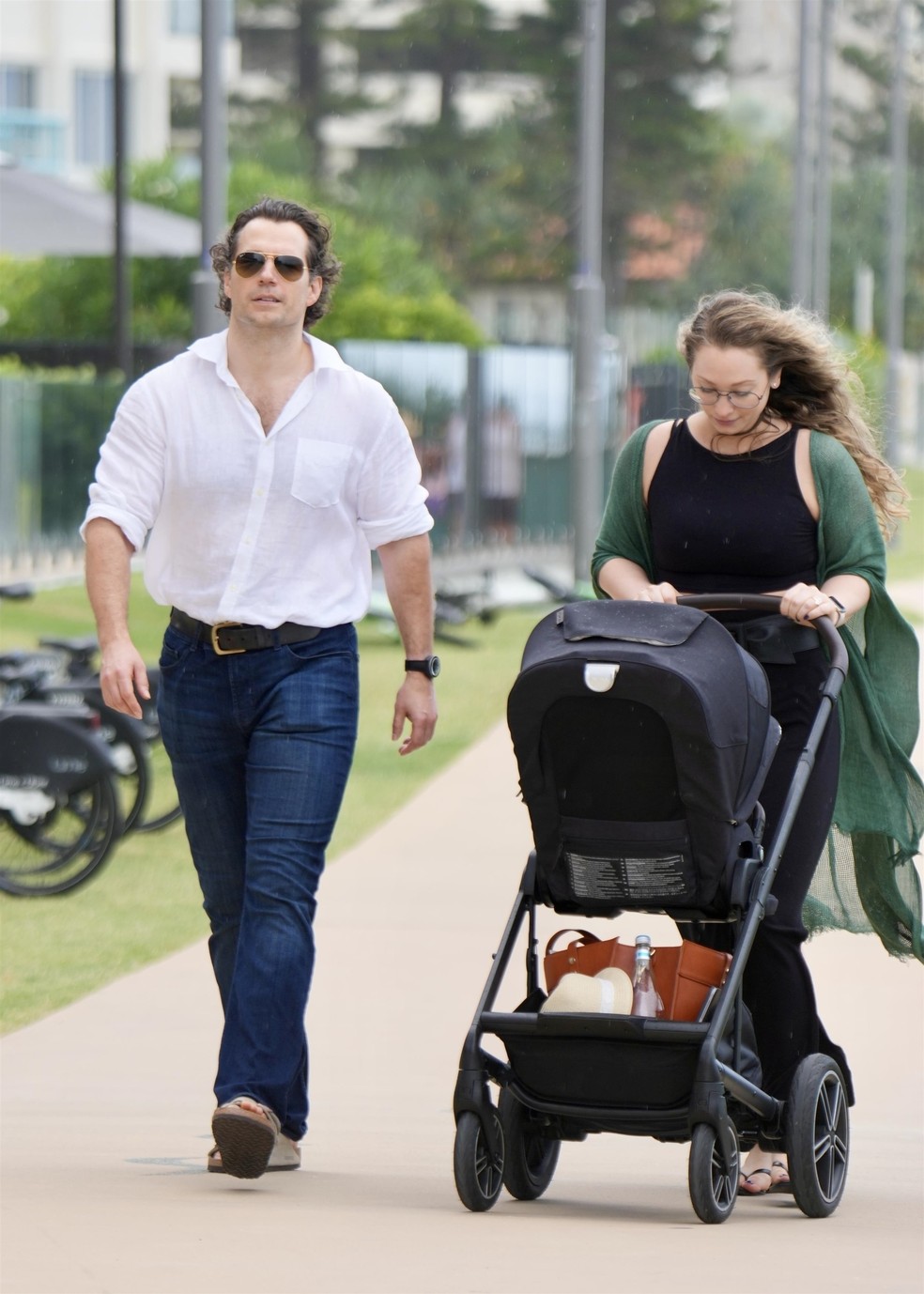 Henry Cavill e Natalie Viscuso são clicados com bebê pela primeira vez ...