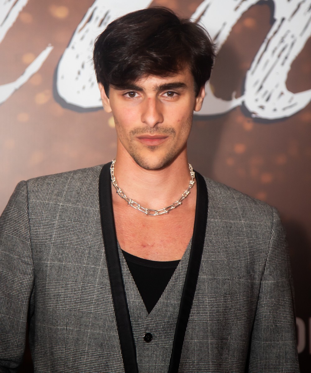 Bruno Montaleone chora em estreia de seu primeiro filme como protagonista