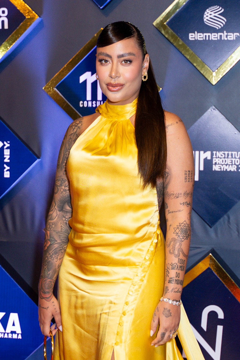 Rafaella Santos usa look amarelo ovo em leilão de Neymar; fotos e vídeo