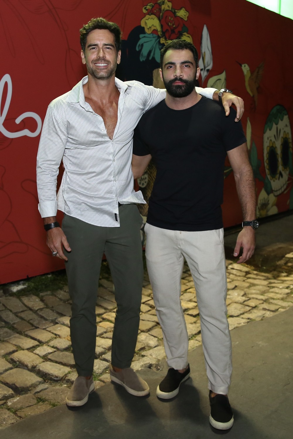 Após assumir namoro, Marcos Pitombo e namorado vão a primeiro evento juntos