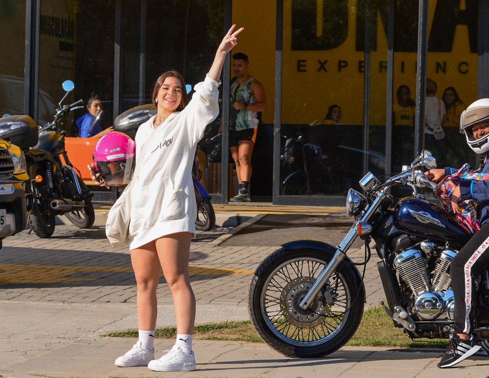 Em meio a suposto término de namoro, Mel Maia chega sorridente em academia