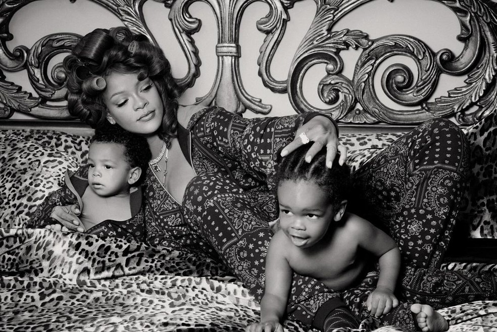Rihanna posa de pijamas com filhos: 'Família que combina looks'