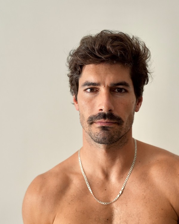 Influenciador surpreende ao anunciar que quer se tornar padre; assista