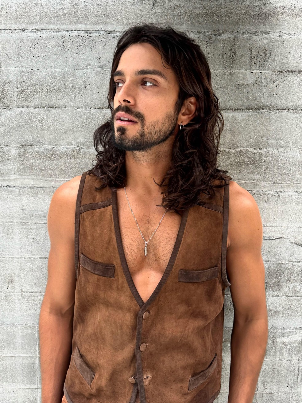 Rodrigo Simas muda visual e aparece cabeludo para o musical 'Hair ...