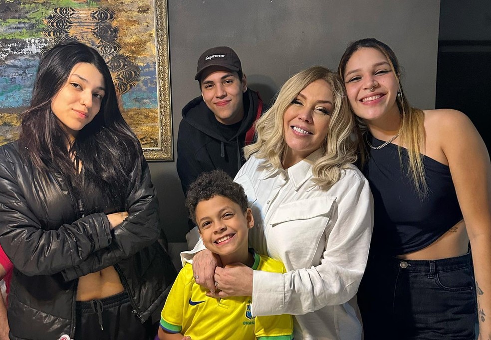 Simony detalha reta final de tratamento contra câncer após reiniciar ...