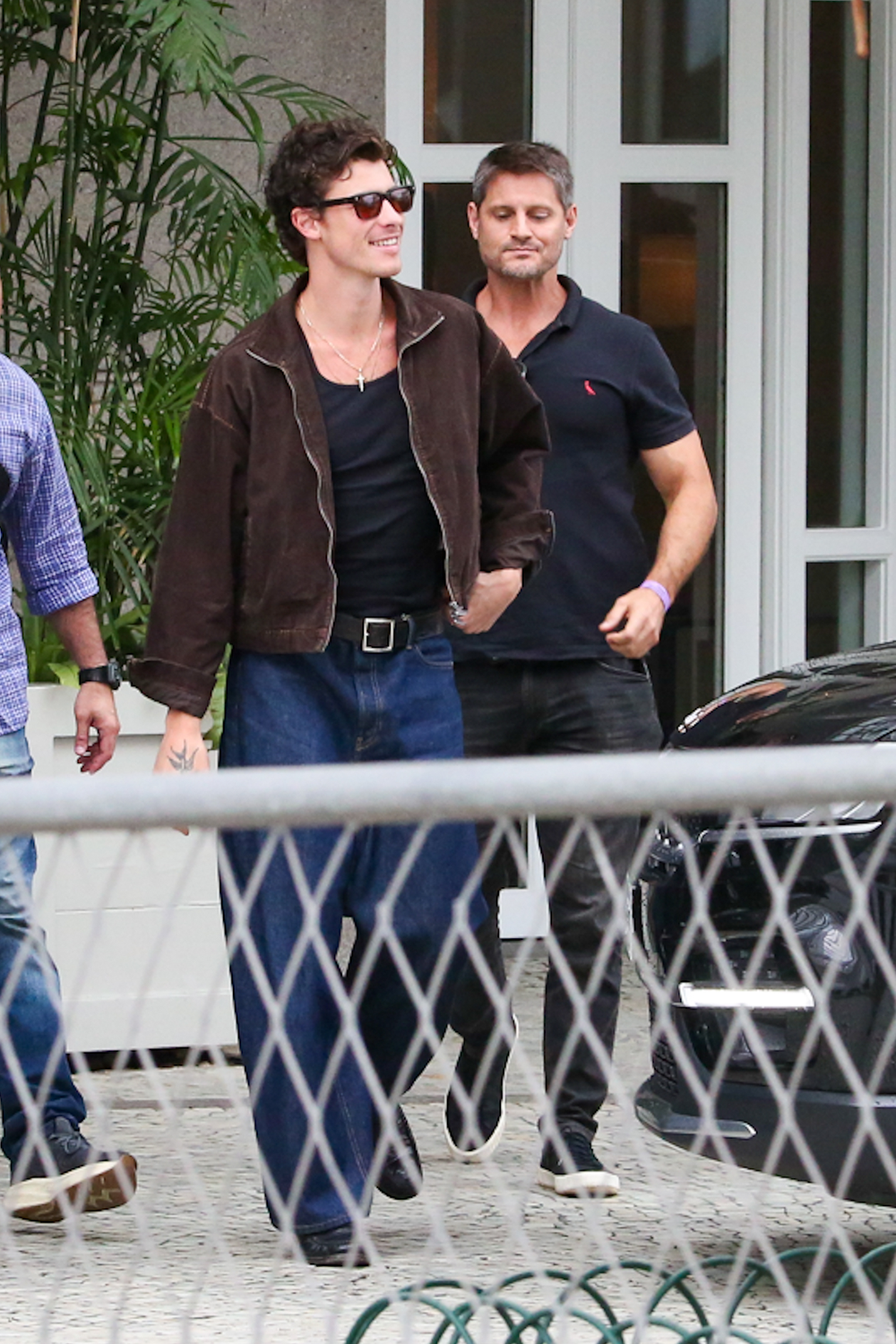 Shawn Mendes tira fotos com fãs na porta do Copacabana Palace; veja