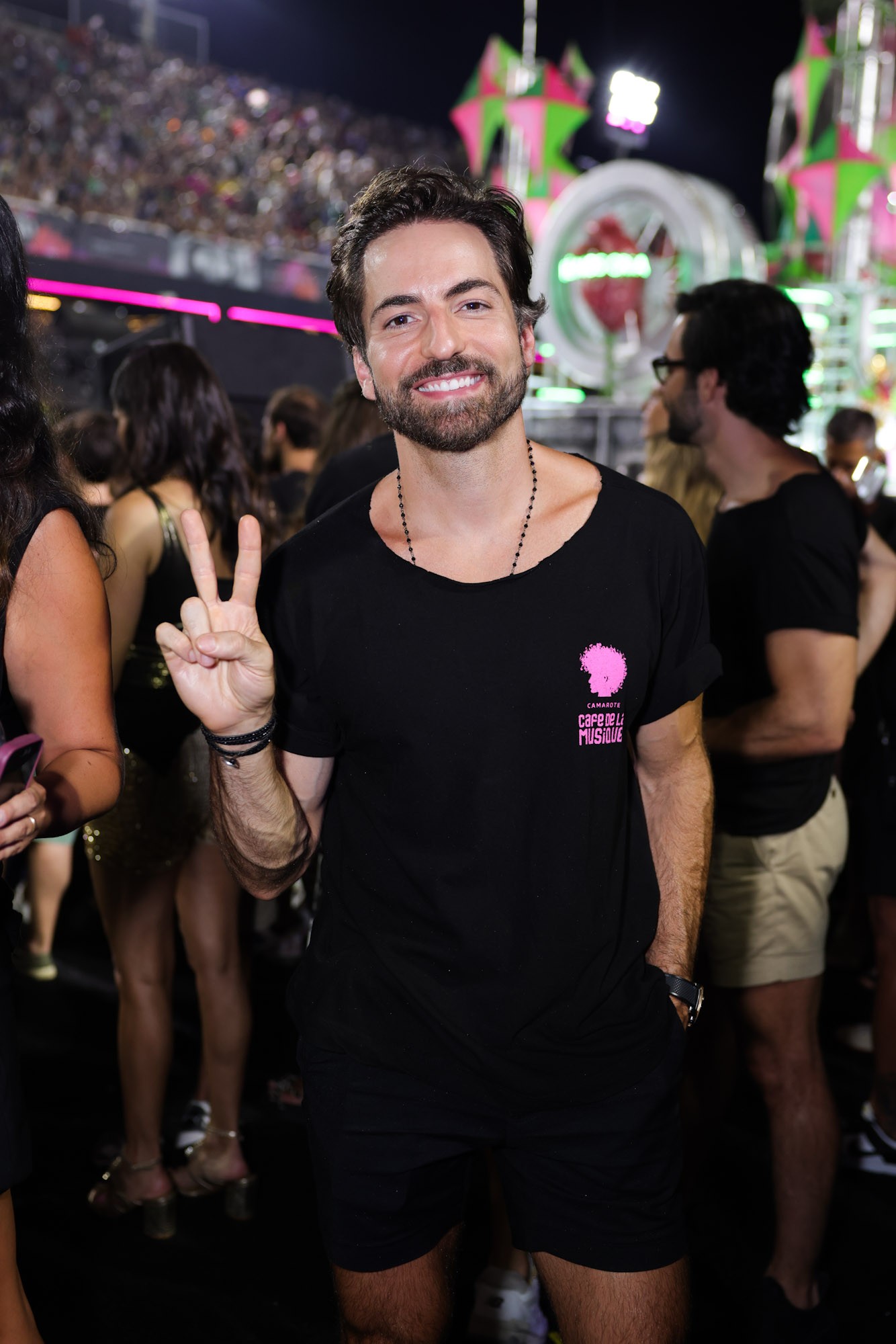 Sandy, Junior e mais famosos conferem documentário sobre Milton ...