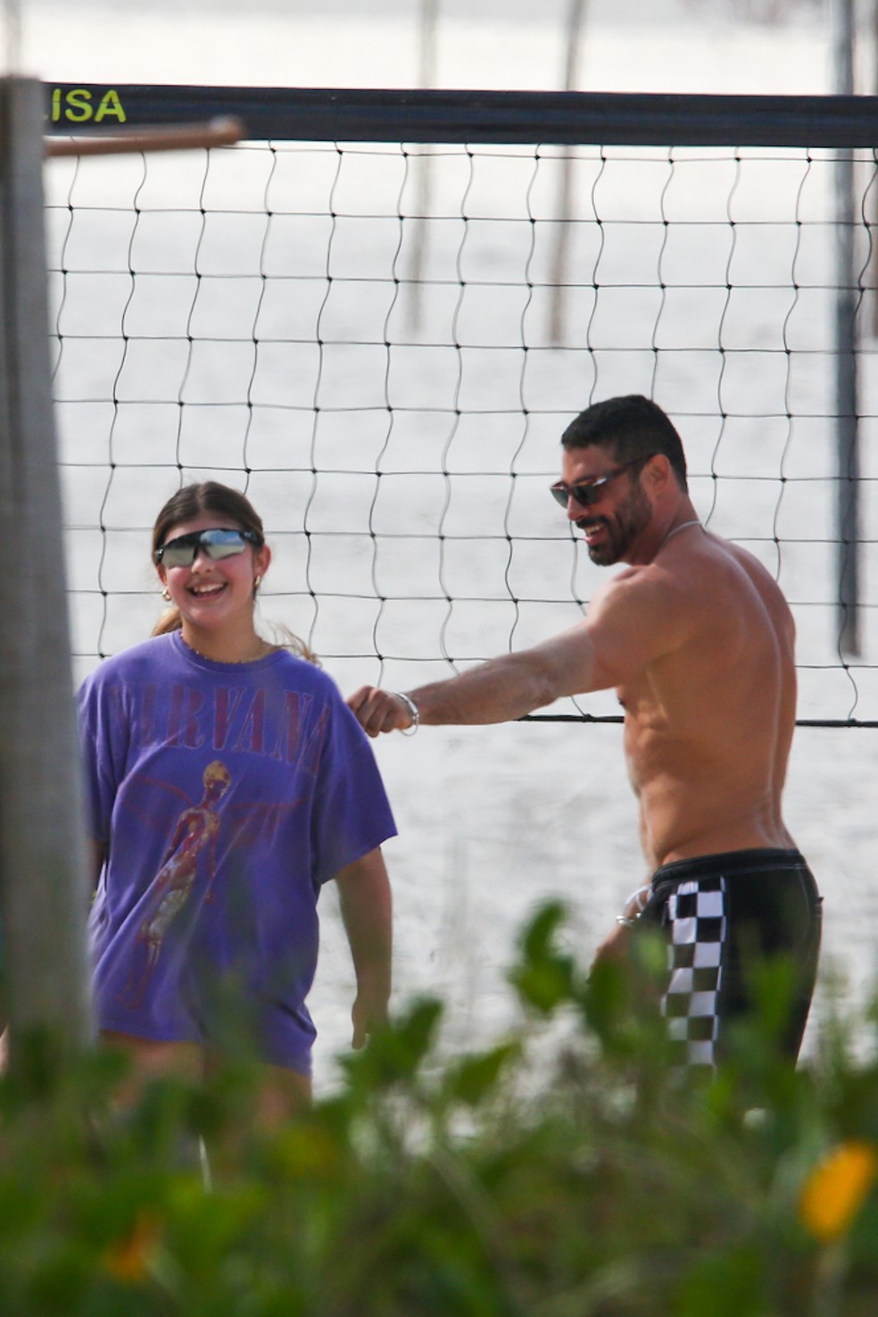Em dia de praia, Cauã Reymond joga vôlei com Sofia, que impressiona ...