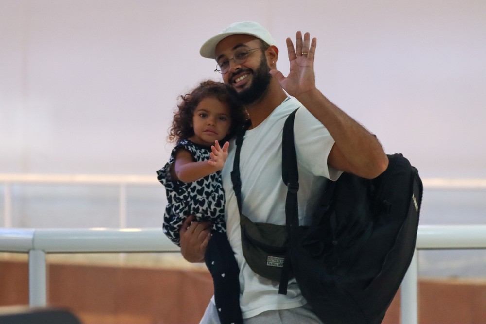 Em rara aparição, José Gil embarca com as filhas gêmeas e a esposa no ...