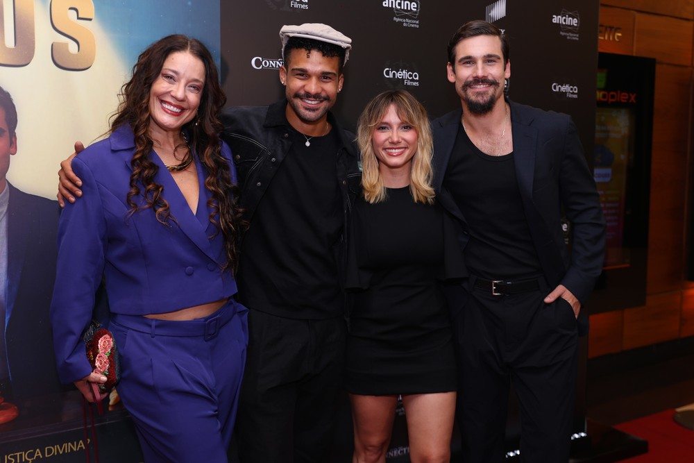 Nicolas Prattes reúne família e elenco de 'O Advogado de Deus' em noite ...