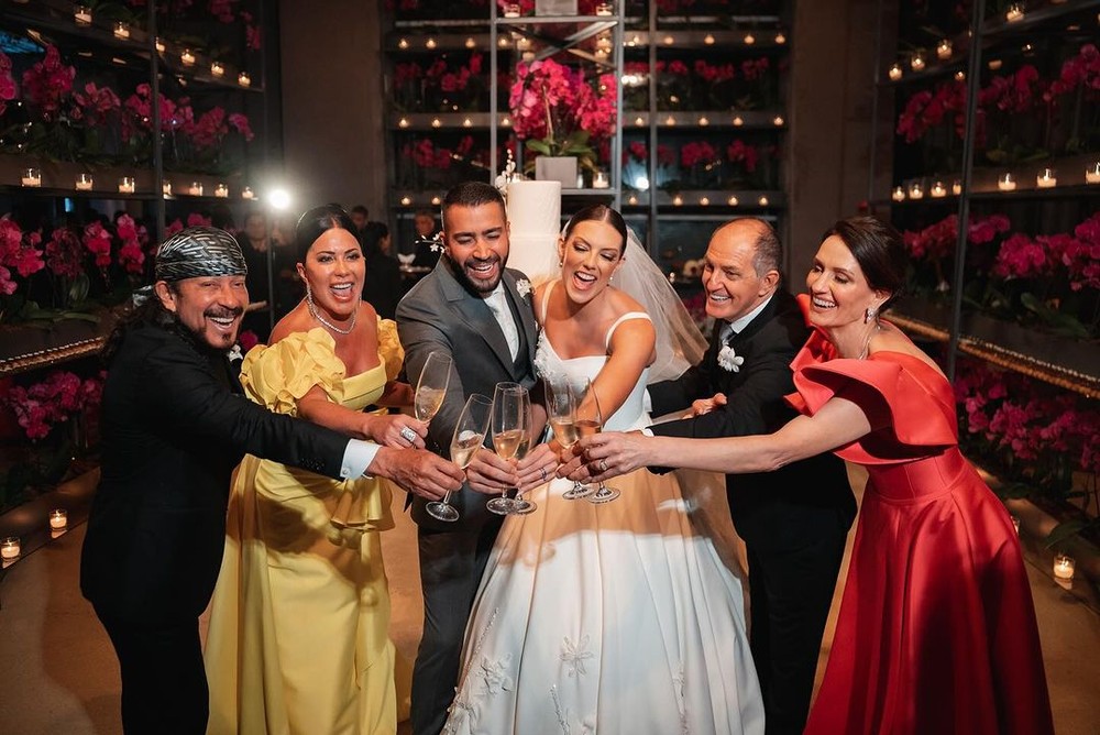 Rafa Marques e Pati Guerra abrem álbum do casamento; Bell Marques chorou