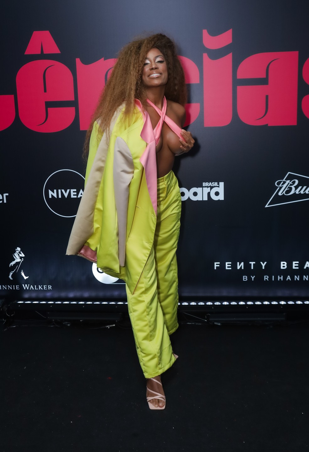 Lumena arrasa de top mínimo em premiação e tieta Erykah Badu