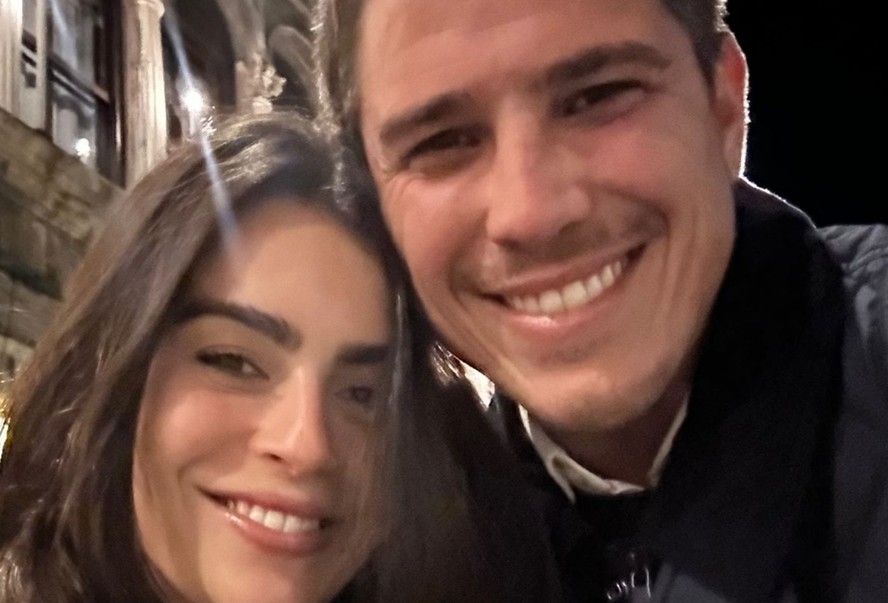 Mari Saad posa com Rômulo Arantes Neto durante lua de mel na Itália