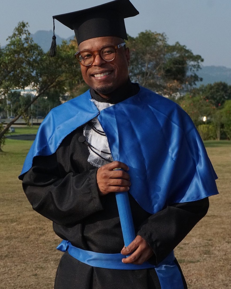 Buchecha se forma da faculdade aos 49 anos e comemora conquista ...