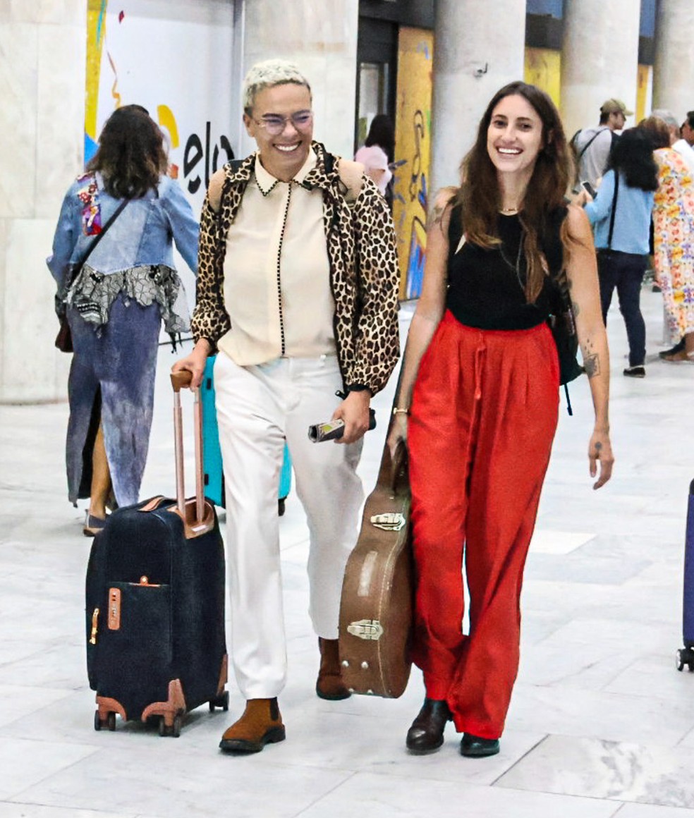 Sorridentes, Maria Gadú e a namorada, Ana Paula Popi, são clicadas no Rio