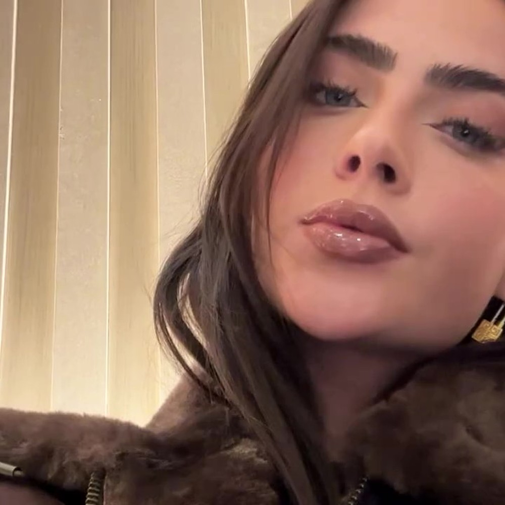 Jade Picon aposta em look com transparência para passeio em Nova York