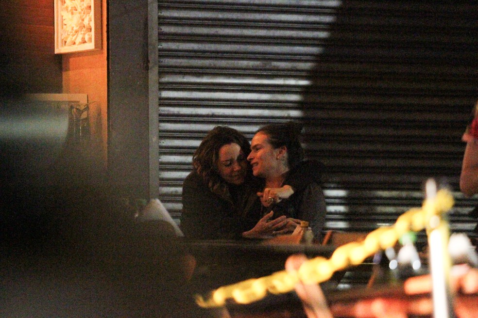 Cantora Ana Carolina e a namorada curtem noitada em clima de romance