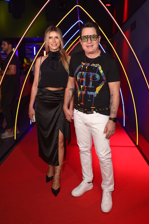 Marrone estreia novo visual após plástica e troca beijos com a namorada