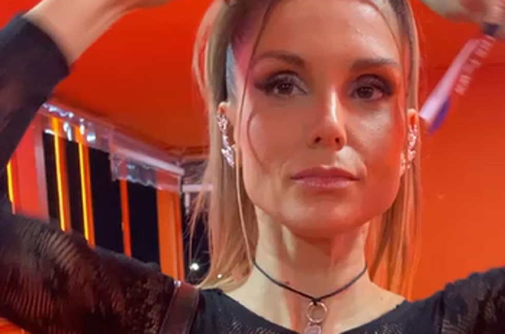 Com look da filha, Flávia Viana vai ao The Town de renda transparente ...