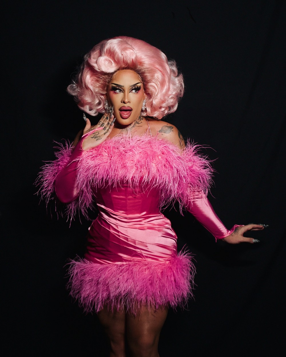 Com casa lotada, Gloria Groove recebe famosos na estreia da turnê 'Serenata da GG'