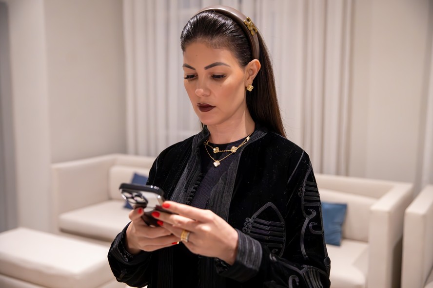 Influenciadora diz que terminou namoro após ganhar celular que a espionava