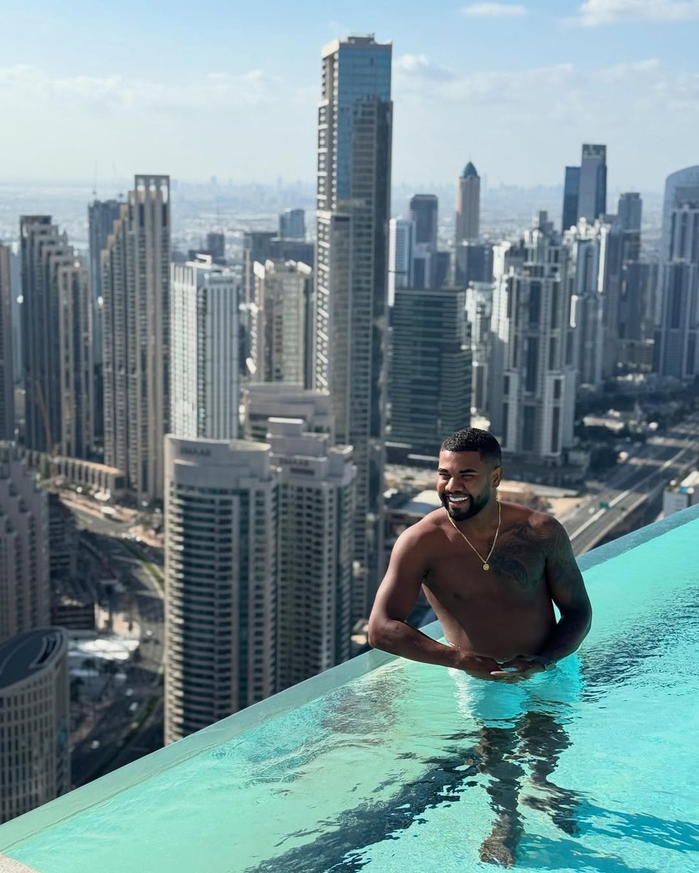 Davi Brito abre álbum de viagem por Dubai com a irmã, Raquel Brito; veja