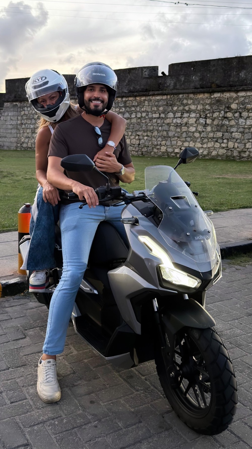 Ex de Hulk, Iran Ângelo posta de maiô supercavado e aos beijos com o noivo