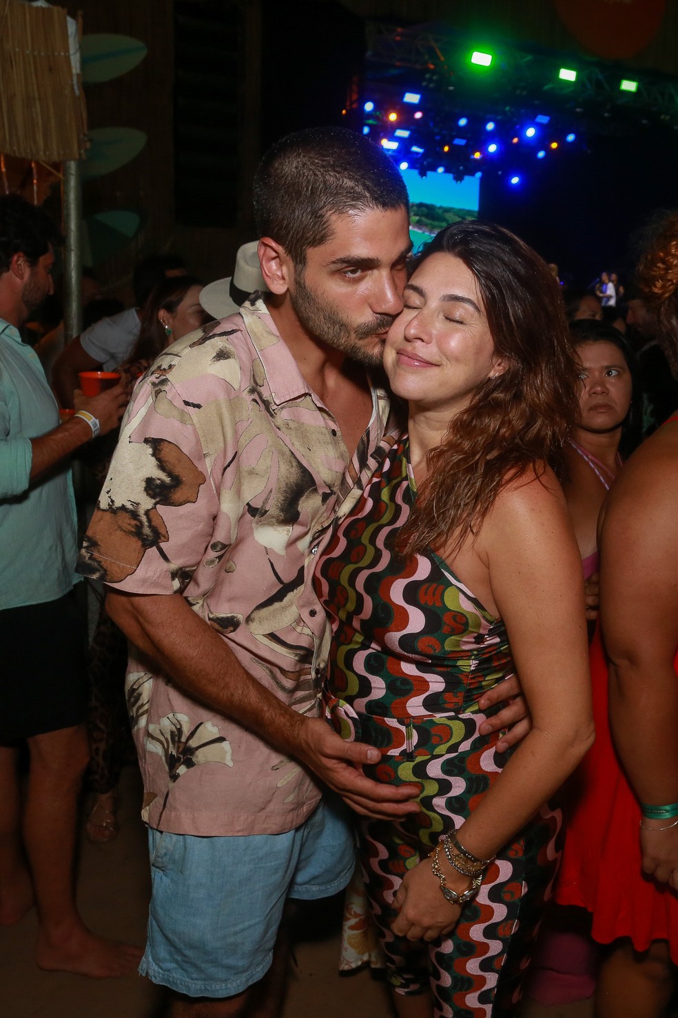 Grávida, Fernanda Paes Leme curte festa com Patricia Poeta e mais famosos