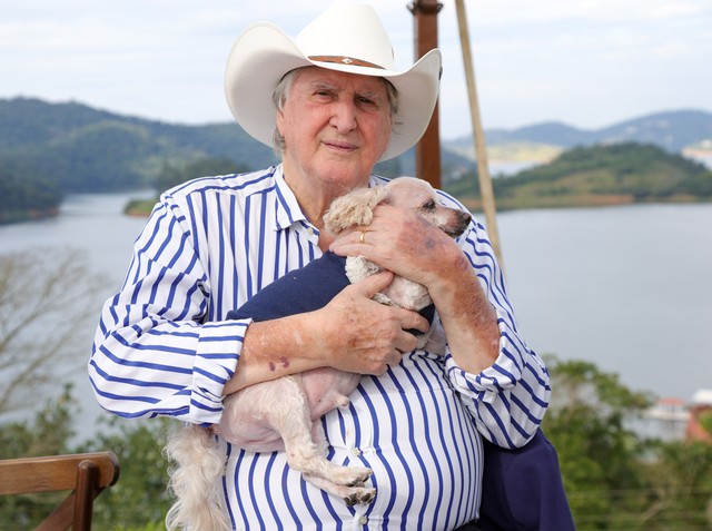 Sérgio Reis comemora 85 anos e troca beijos com a esposa