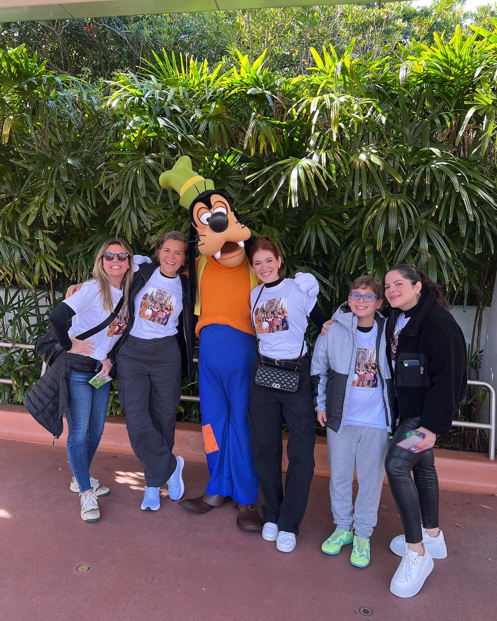 Ana Clara Lima passa férias na Disney com a família