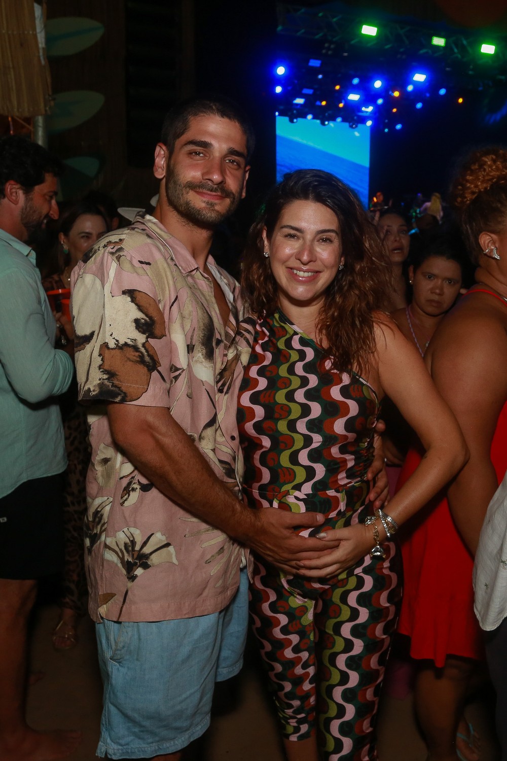 Grávida, Fernanda Paes Leme curte festa com Patricia Poeta e mais famosos