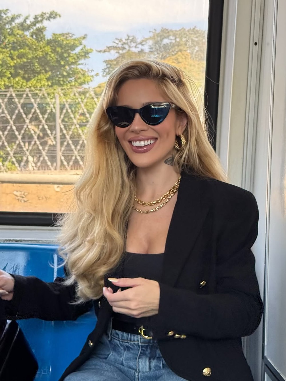 Karoline Lima anda pela primeira vez de metrô no Rio; fotos