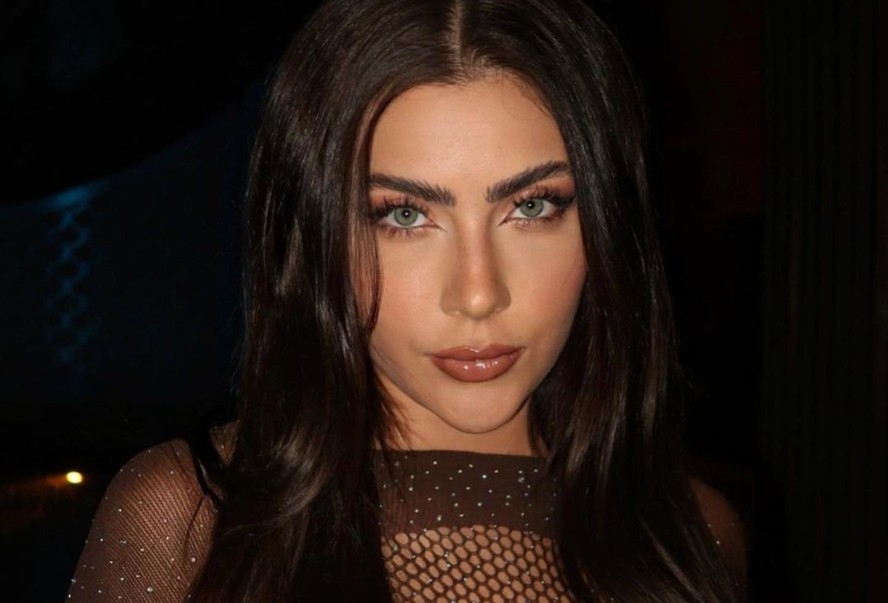 Jade Picon aposta em look com transparência para passeio em Nova York