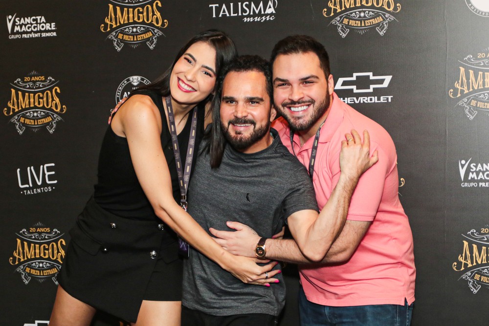 Em meio a tretas na família, Zezé Di Camargo recebe Wanessa, Graciele, Dado e netos em show