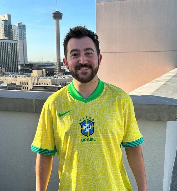 Vincent Martella, de 'Todo Mundo Odeia o Chris', posa com vira-lata ...