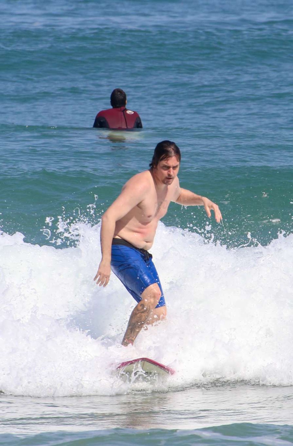 Felipe Dylon curte dia de surf em Ipanema e esbanja habilidade nas ondas