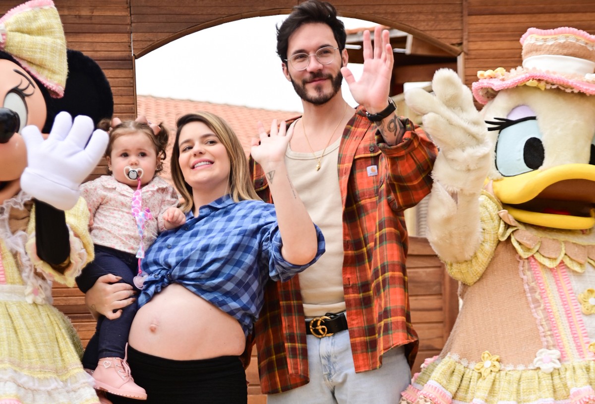 Grávida, Viih Tube mostra barriguinha ao chegar em aniversário com Lua