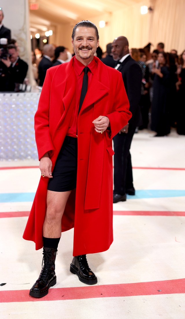 Pedro Pascal vai de bermuda e Bella Ramsey de terno-saia ao Met Gala 2023