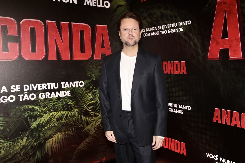 Pai de Selton Mello ganha bolo em formato de cobra em première de ...