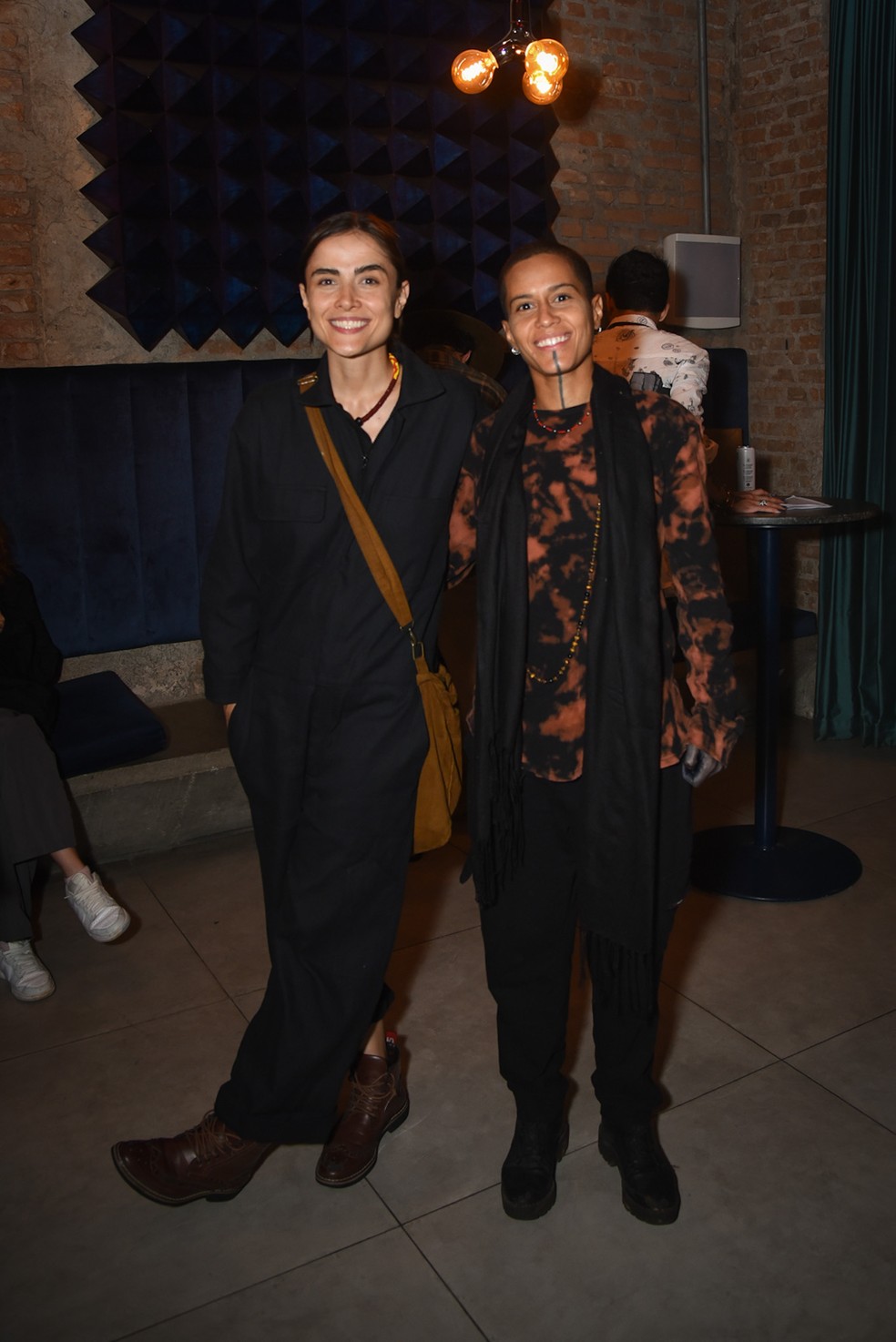 Maria Casadevall faz aparição pública rara com a namorada, Larissa Mares