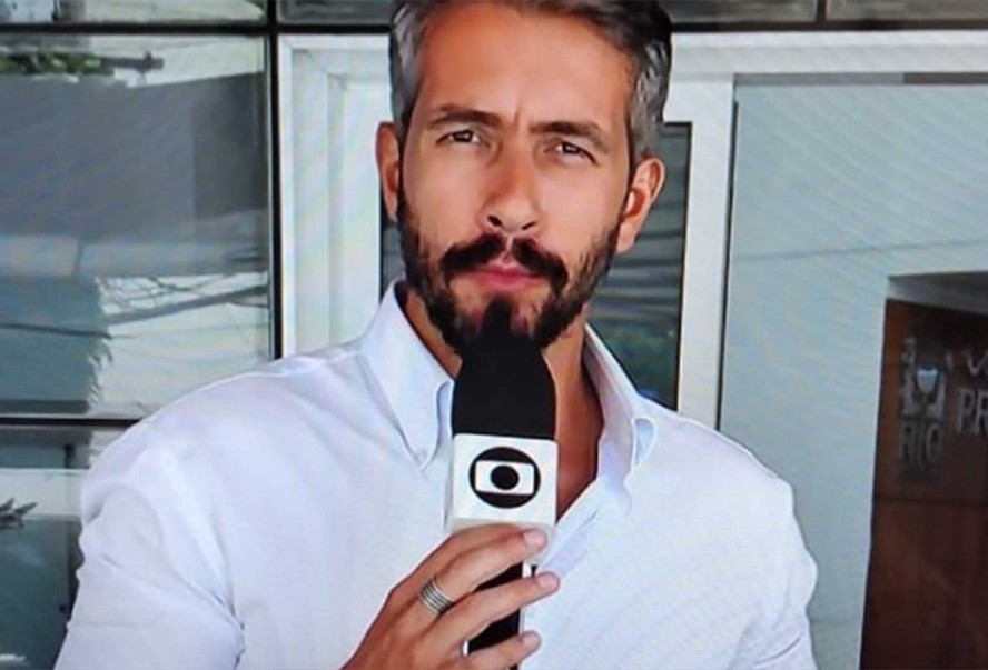 Danilo Vieira, repórter da TV Globo, mostra tanquinho em selfie; foto