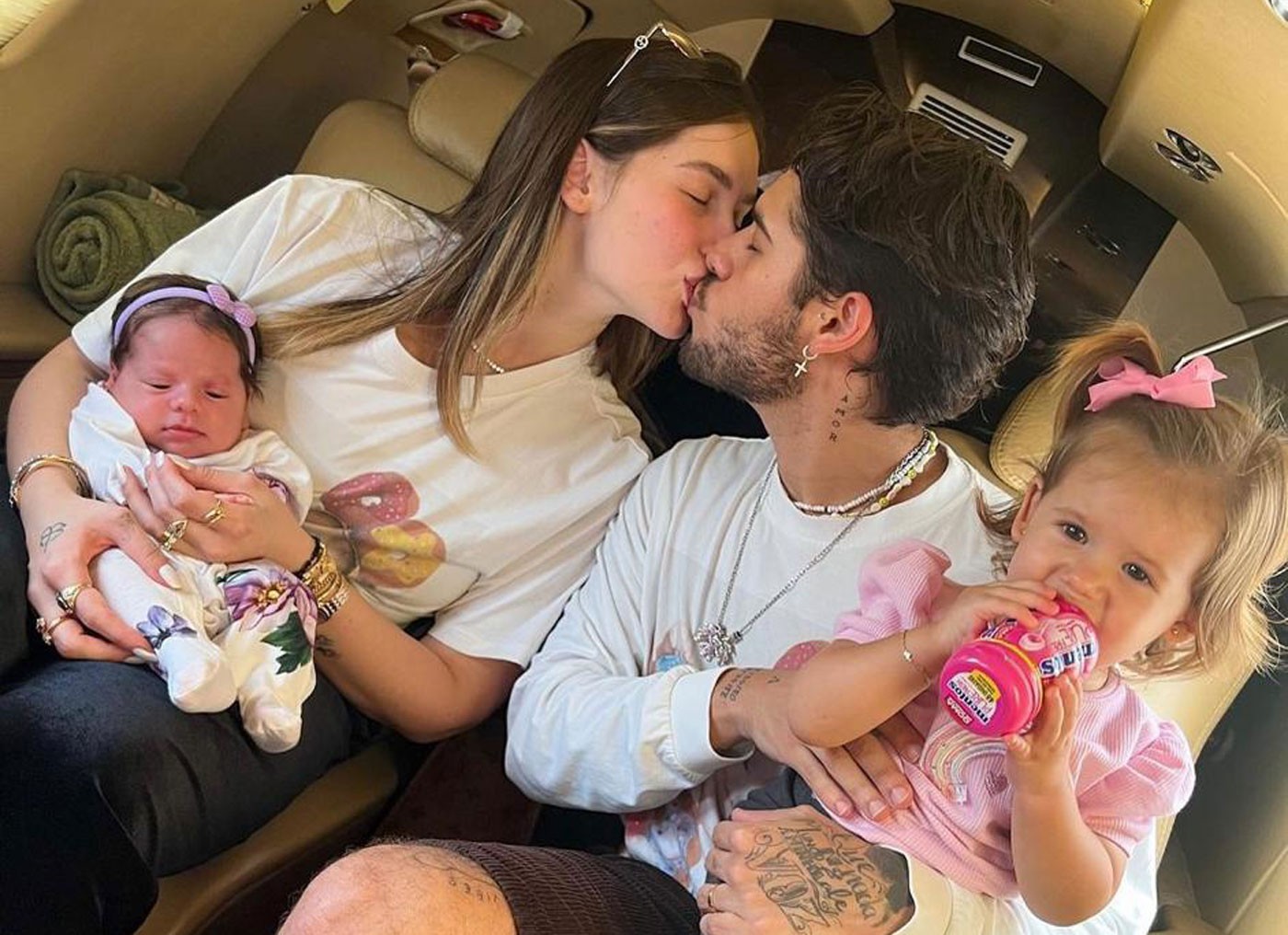 Virgínia Fonseca e Zé Felipe posam com as filhas bebês dentro de jatinho