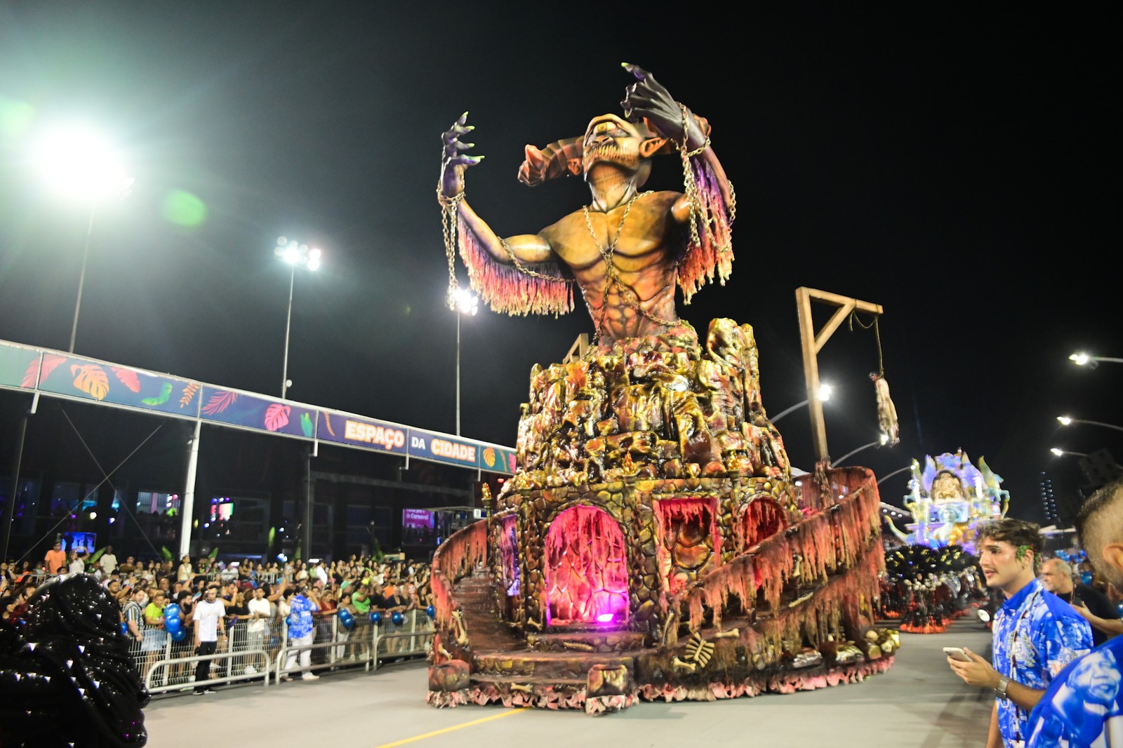 Madu Fraga é Exu em desfile da Vai-Vai: 'Tem que ter responsabilidade'