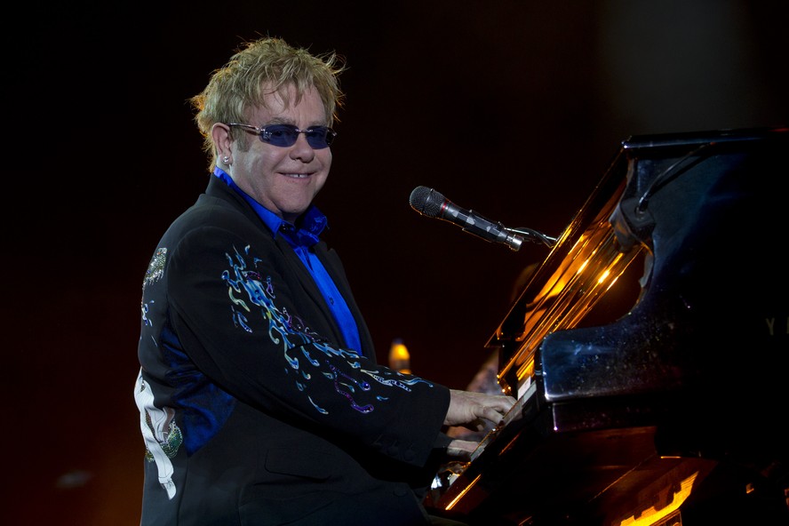 Elton John revela perda de visão em olho após infecção: 'Não consigo ...