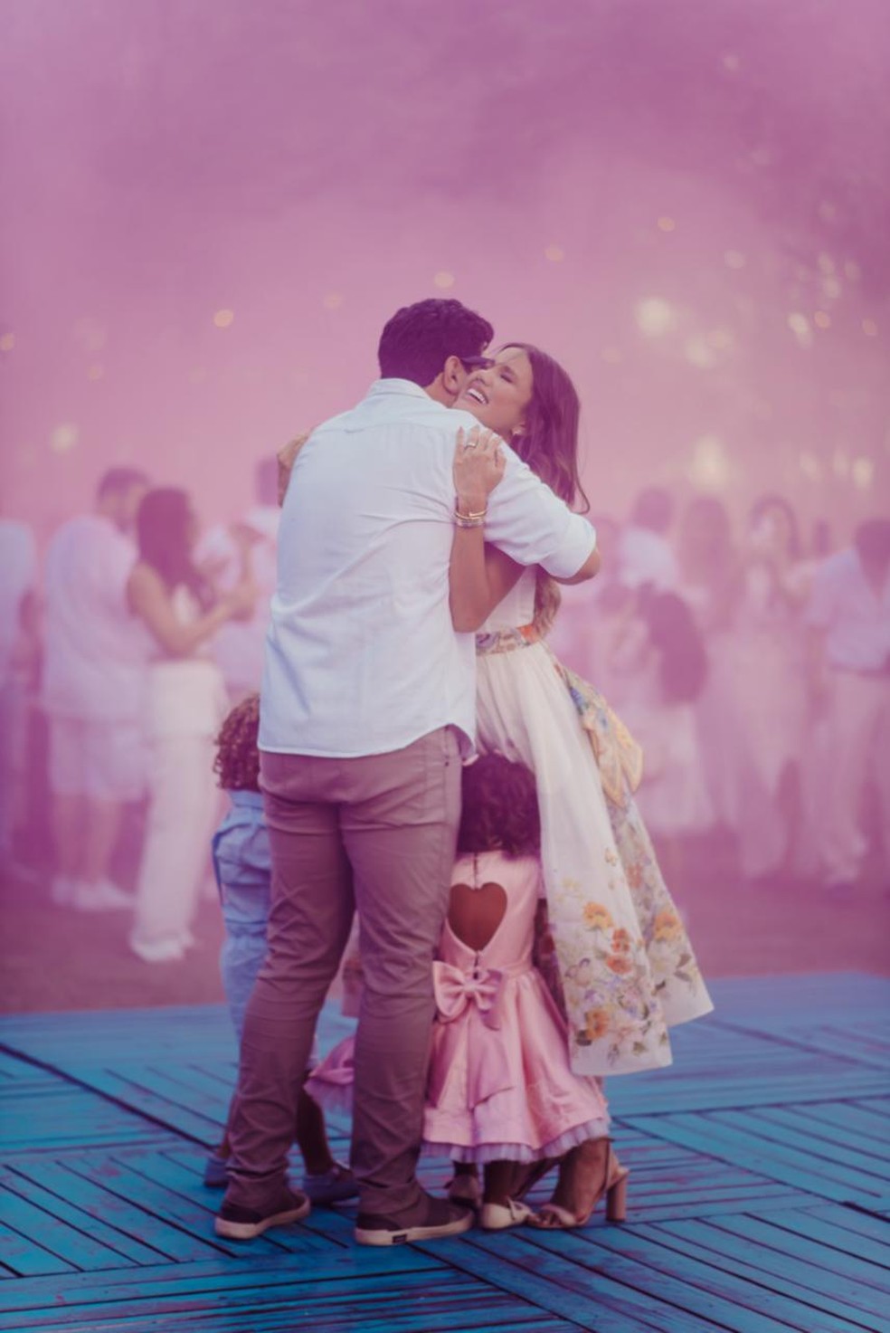 Sorocaba e Biah Rodrigues anunciam sexo de gêmeos durante chá revelação