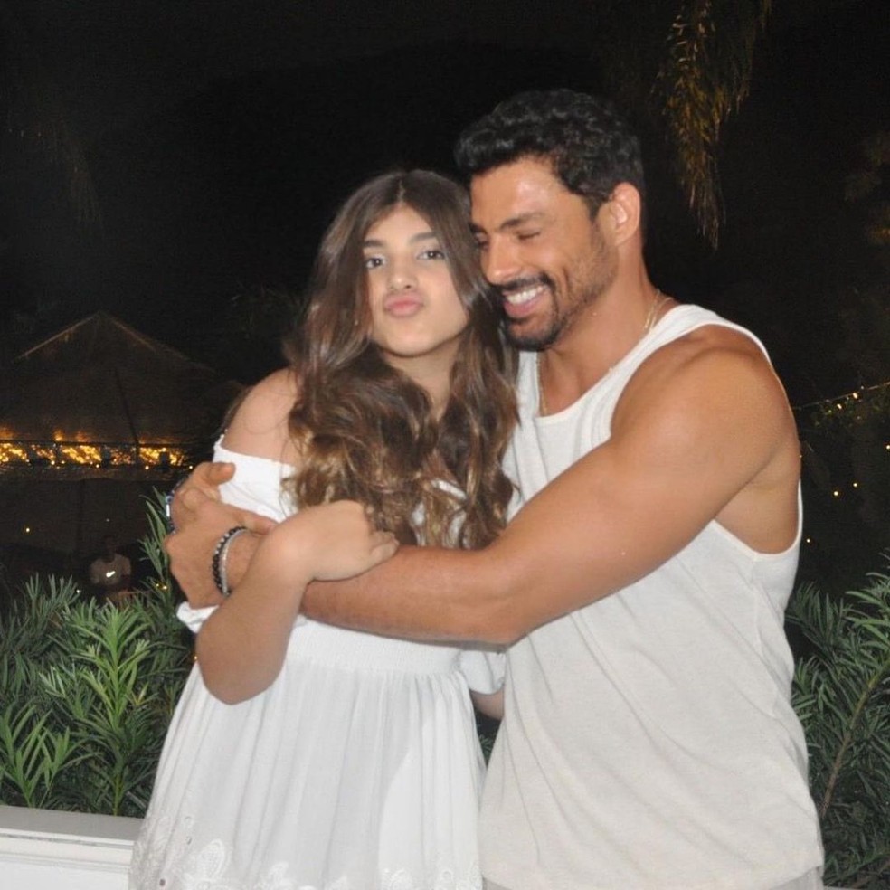 Cauã Reymond posa com a filha e impressiona seguidores: 'Tua cara'