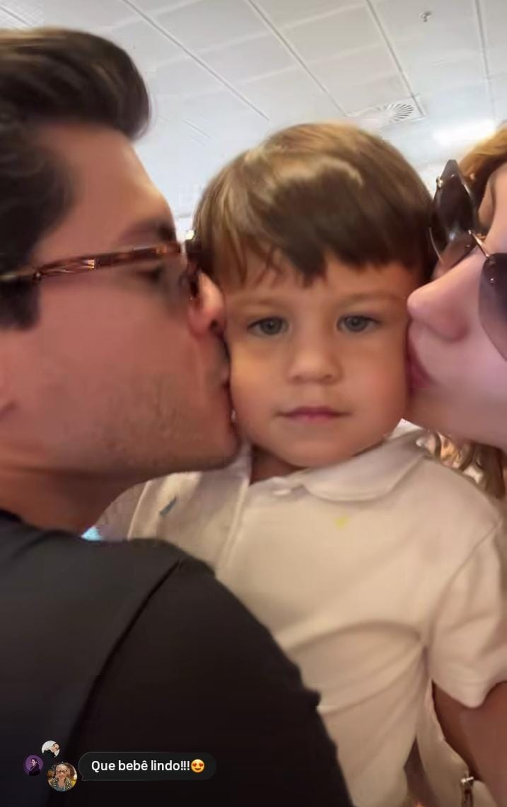 Arthur Aguiar e Jheny Santucci dão beijo-sanduíche no filho