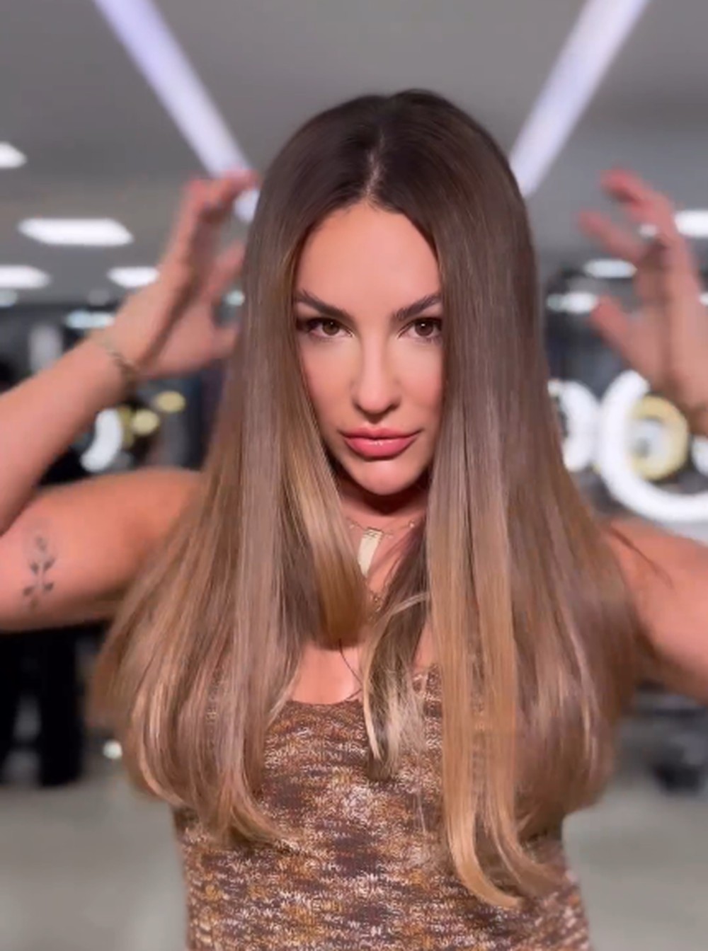 Kéfera exibe novo visual e brinca: 'Quem é essa patricinha?'; vídeo
