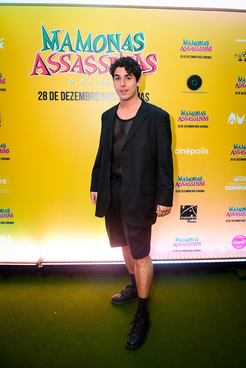 Elenco de 'Mamonas Assassinas' recebe familiares dos músicos em première