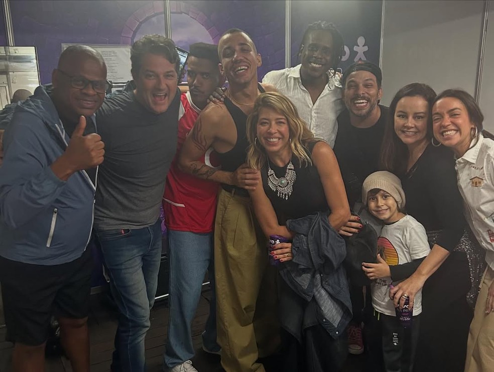 Marcelo Serrado tieta Os Garotin em bastidores de show no Rio de Janeiro